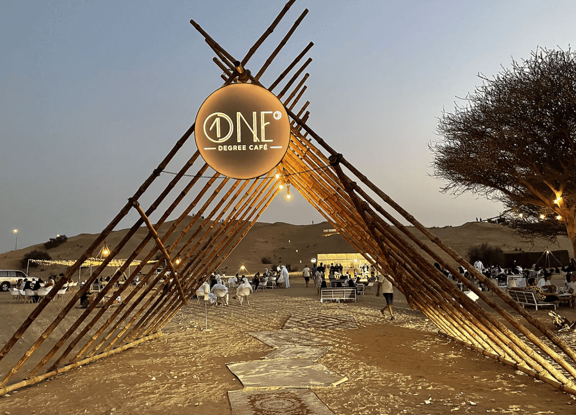 Atardecer entre dunas. 6 cafeterías en el desierto que no te puedes ...